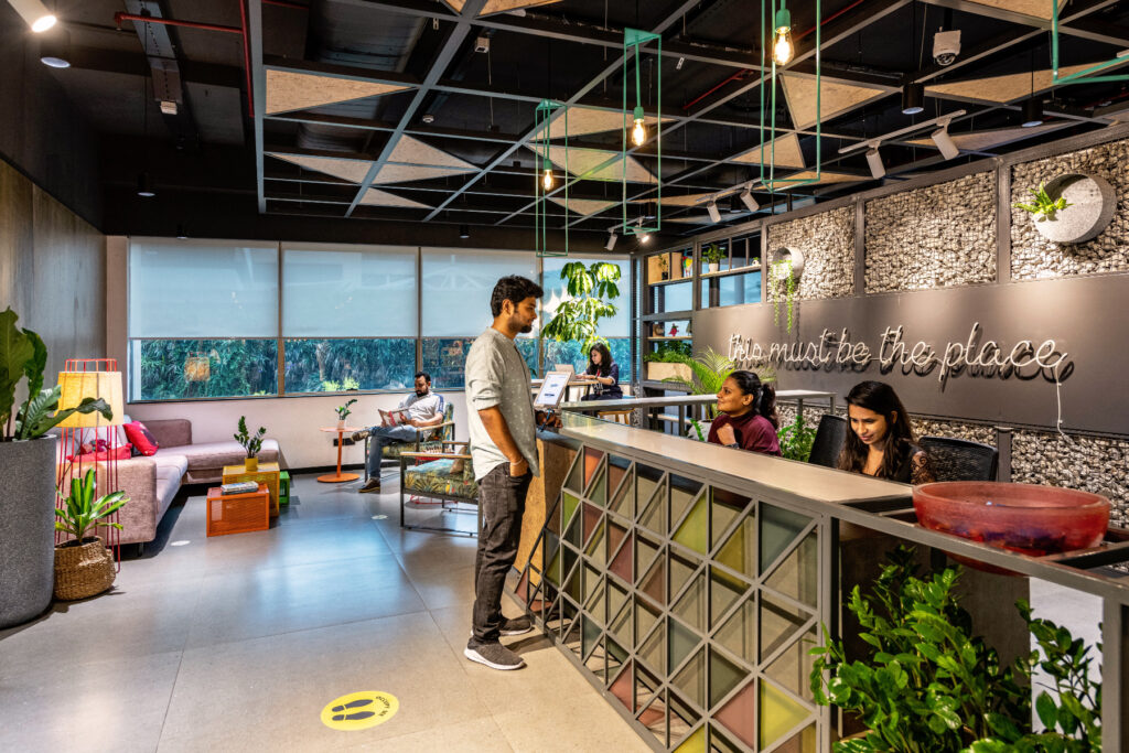 2gethrのコワーキングスペースの自然の要素を取り入れたカラフルなオフィス – インド, ベンガルール - OFFICELOVERS