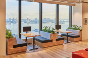 【SoftBank(ソフトバンク）のオフィスデザイン】「Smart & Fun!」を体現する竹芝の新本社オフィス - OFFICELOVERS