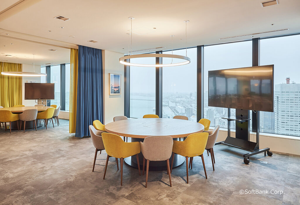 【SoftBank(ソフトバンク）のオフィスデザイン】「Smart & Fun!」を体現する竹芝の新本社オフィス - OFFICELOVERS