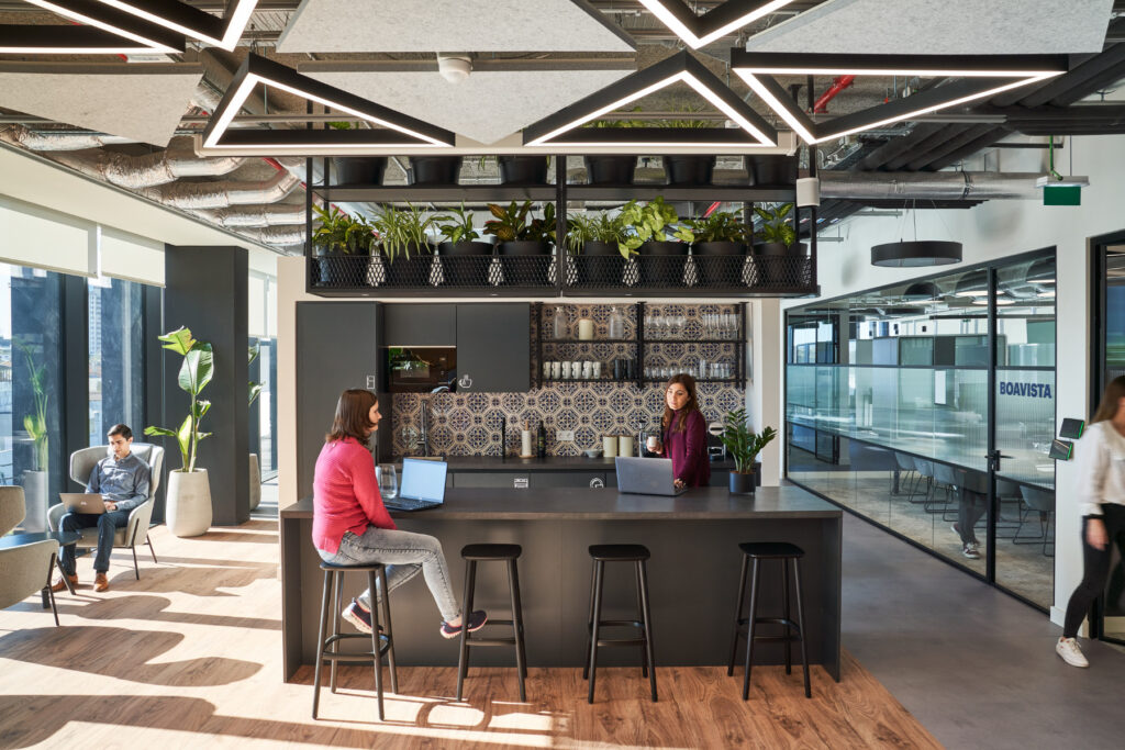 Accenture(アクセンチュア)の色彩豊かなオフィス – ルーマニア、ブカレスト - OFFICELOVERS