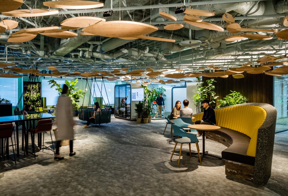 【日本マイクロソフトのオフィスデザイン】ハイブリッドワークを目指す新オフィス – 東京,品川 - OFFICELOVERS