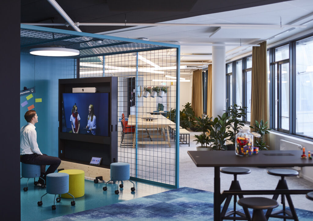 【New Work SEのオフィスデザイン】港を眺めながらワークハーバー- ドイツ, ハンブルグ - OFFICELOVERS