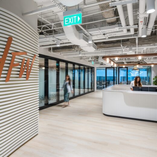 【Cushman & Wakefieldのオフィスデザイン】快適に働ける魅力的なオフィス – シンガポール - OFFICELOVERS