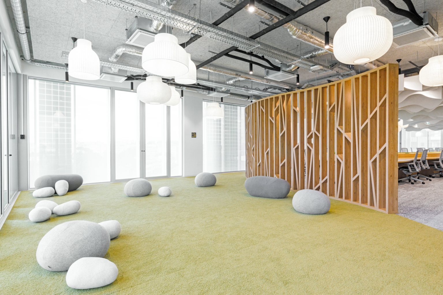 【Cofidisのオフィスデザイン】遊び心と刺激に満ちたダイナミックな空間- ポルトガル, リスボン - OFFICELOVERS