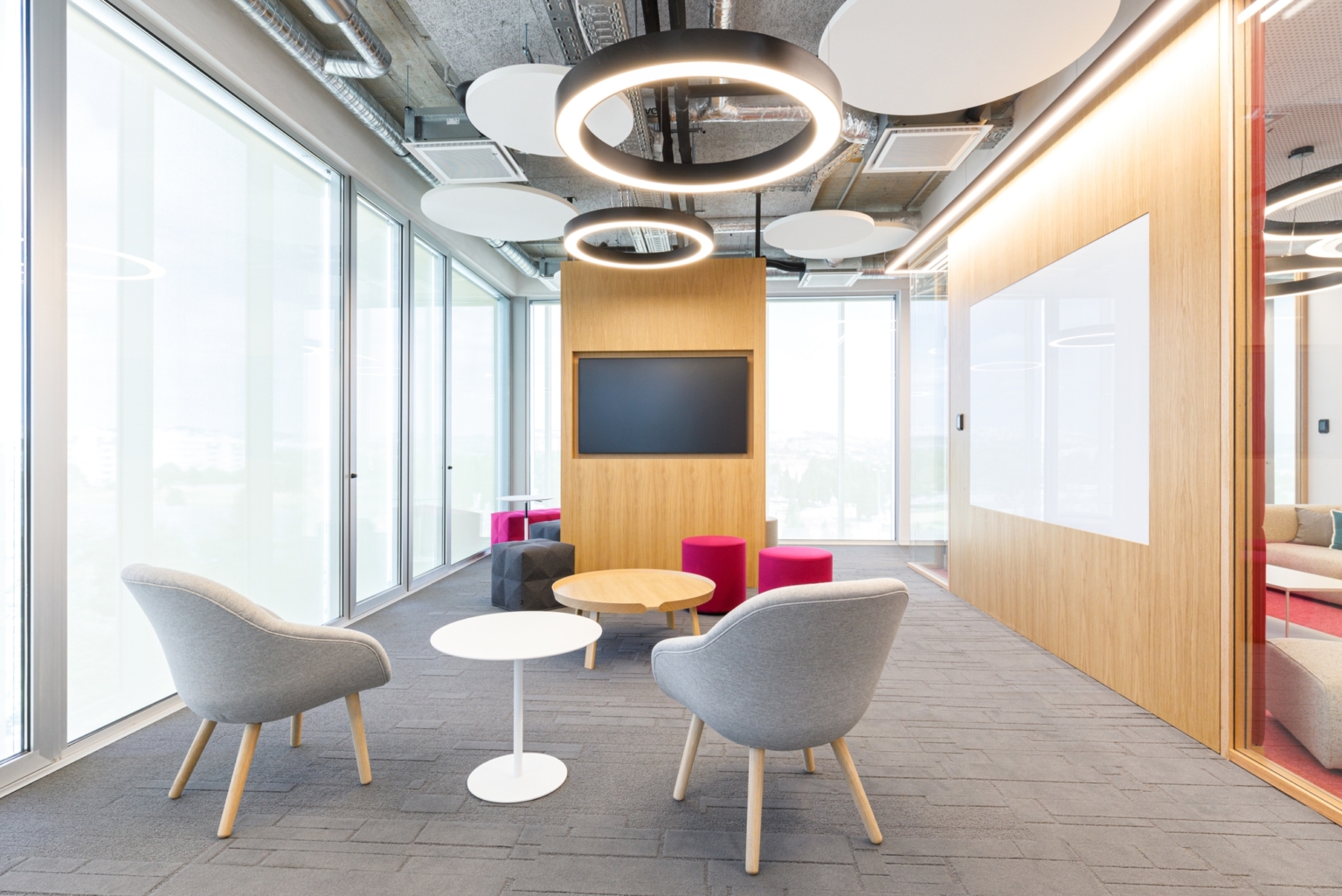 【Cofidisのオフィスデザイン】遊び心と刺激に満ちたダイナミックな空間- ポルトガル, リスボン - OFFICELOVERS