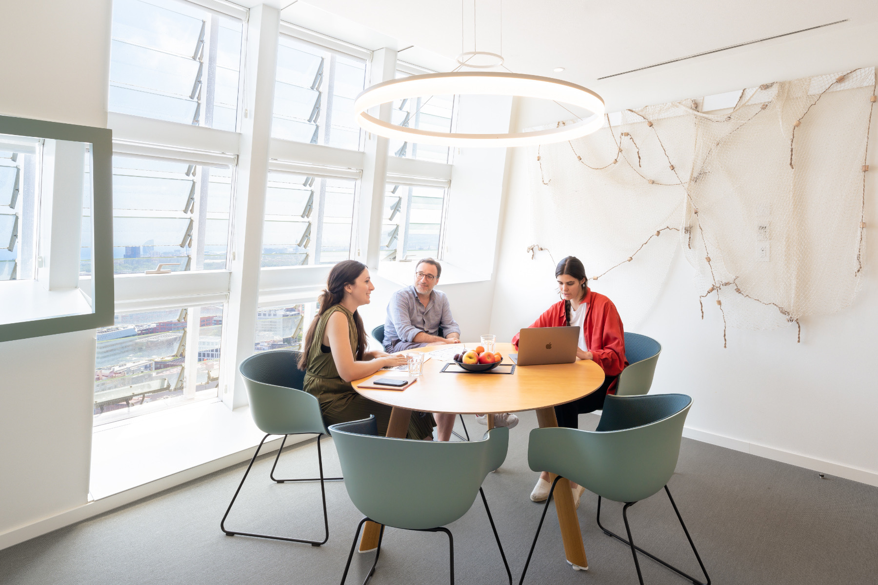 【LOOMのコワーキングスペースデザイン】新世代のデジタルネイティブのニーズを満たすオフィス- スペイン, バルセロナ - OFFICELOVERS