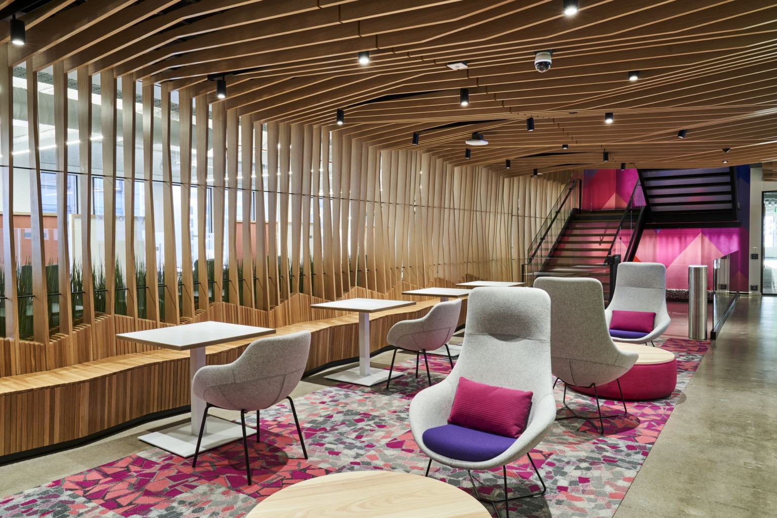 【某テクノロジー企業のオフィスデザイン】自然とのつながりを感じる鮮やかなオフィス- カリフォルニア州, サンフランシスコ - OFFICELOVERS